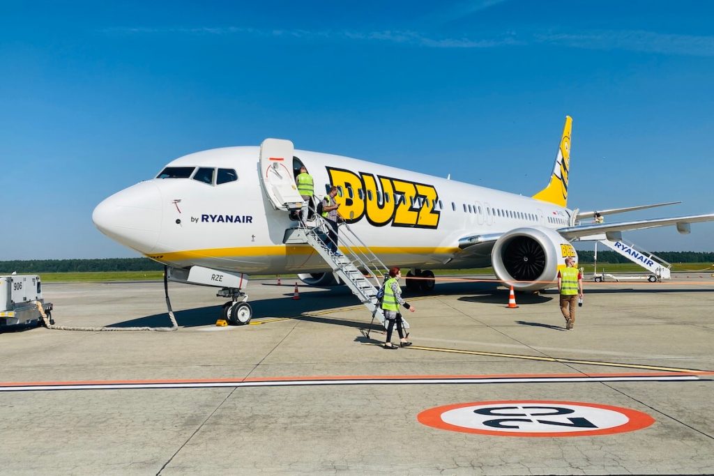 Linie Buzz rekrutują pilotów-kadetów Polsce - Wasza Turystyka